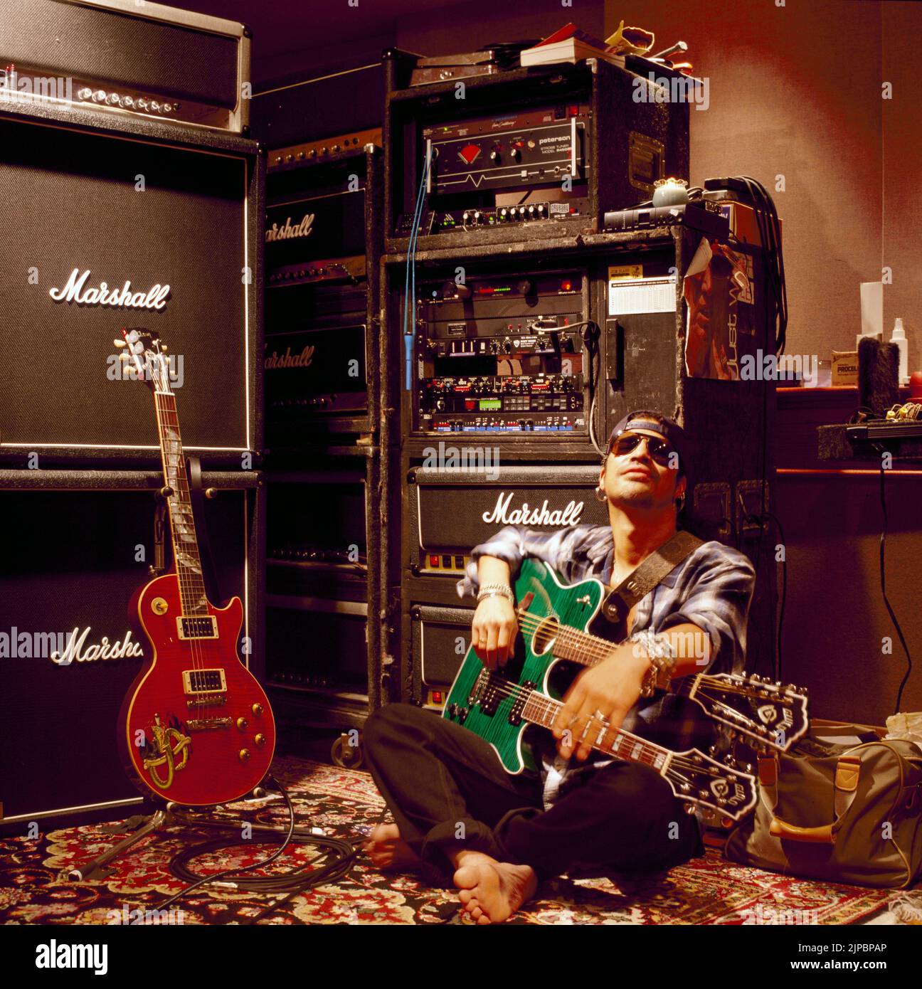 Los Angeles CA: Slash studio portrait session circa 1999 Credit: Ross ...