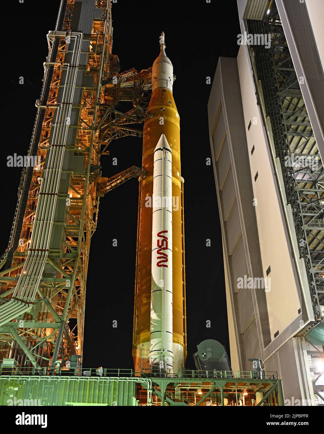 NASA's SLS rocket and Orion spacecraft roll from the Vehicle Assembly ...