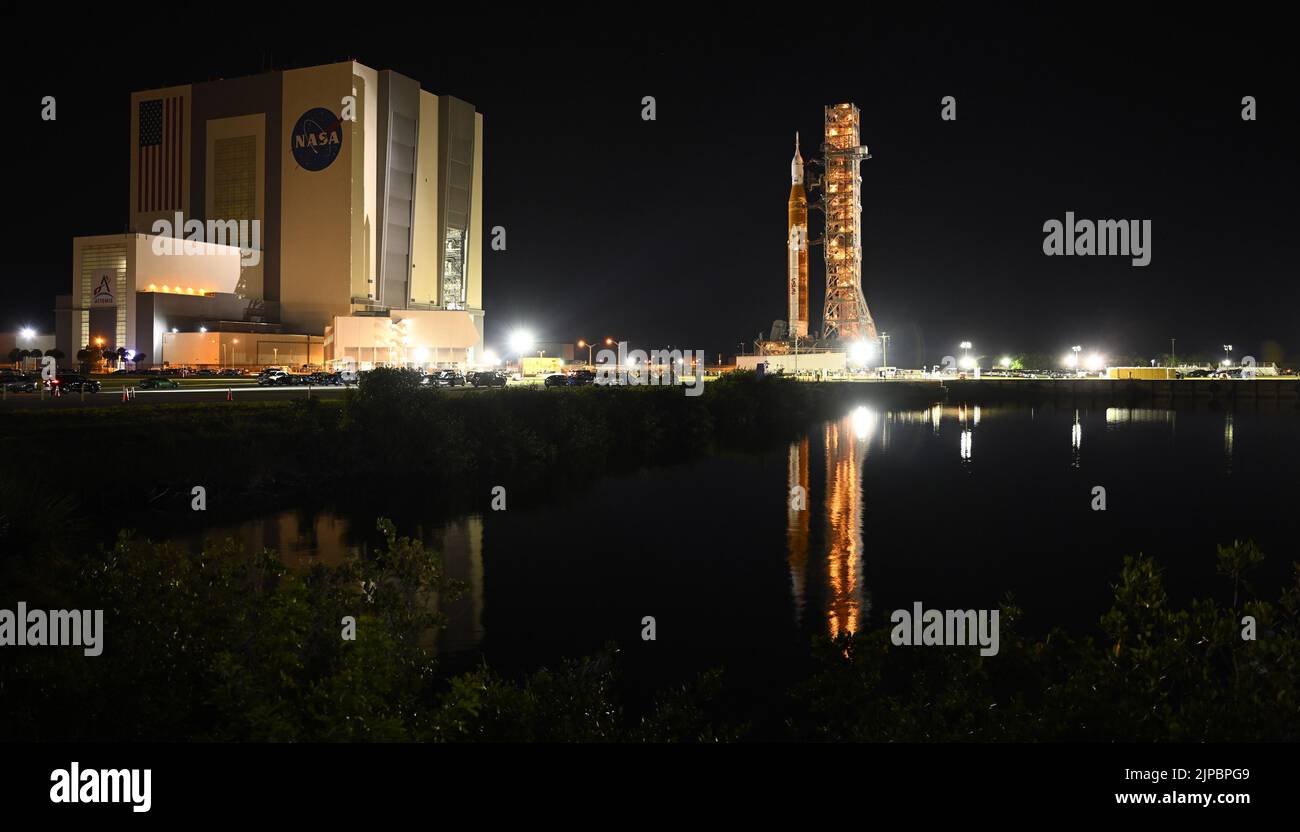NASA's SLS rocket and Orion spacecraft roll from the Vehicle Assembly ...