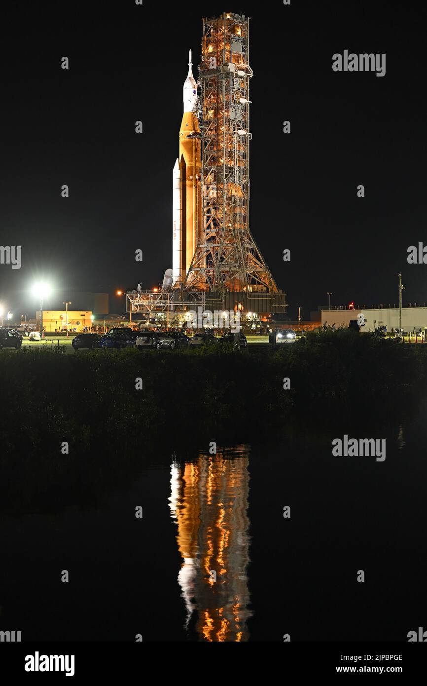 NASA's SLS rocket and Orion spacecraft roll from the Vehicle Assembly ...