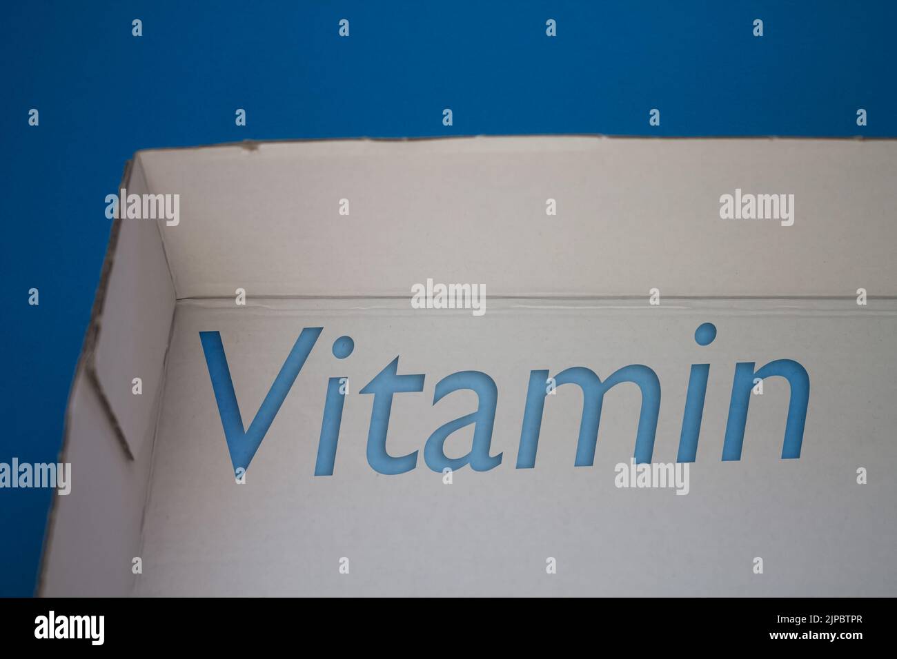 Vitamin word with cardboard box. Brown folded cardbox Stock Photo - Alamy