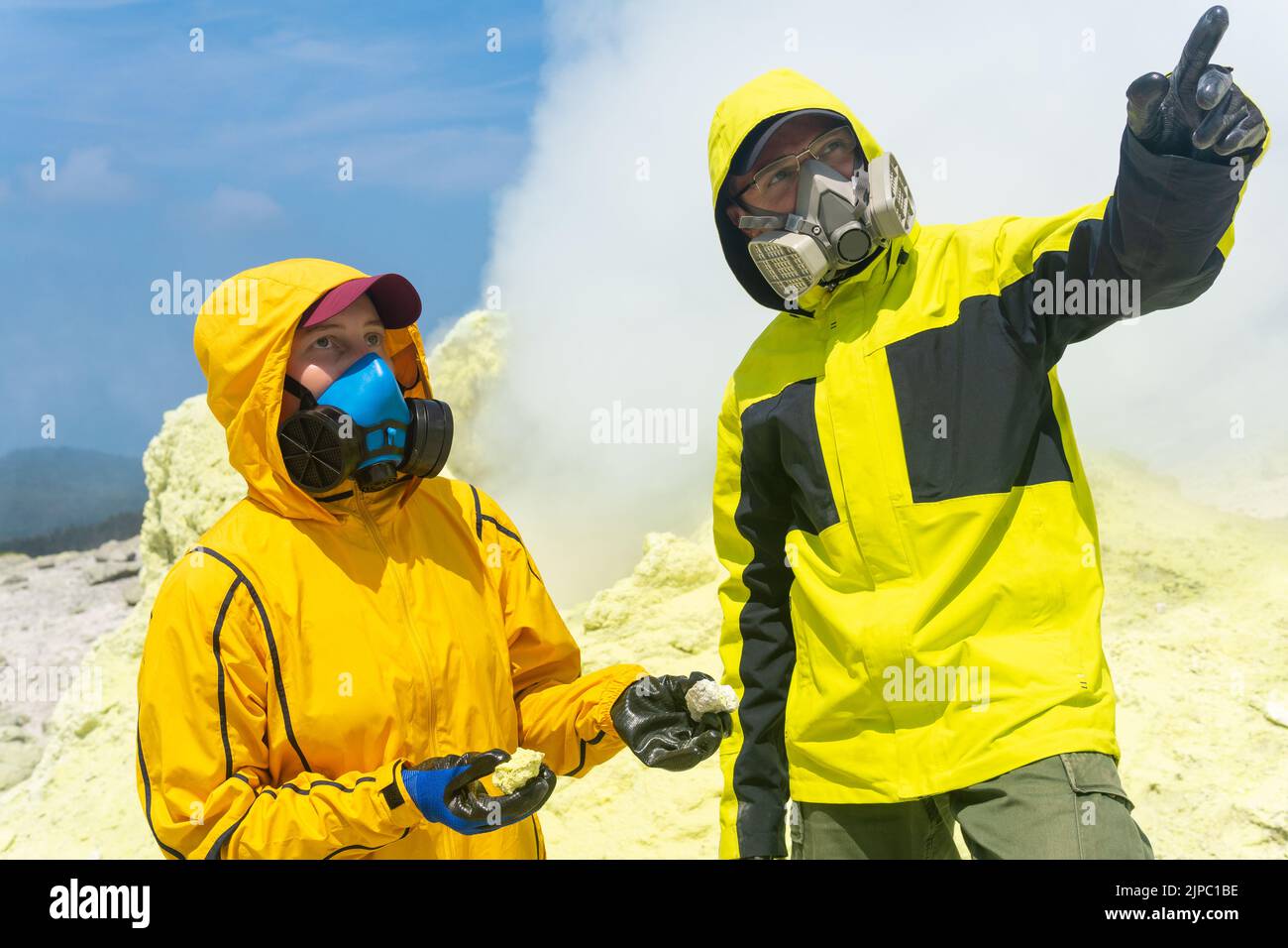 Volcanologists work field hi-res stock photography and images - Alamy