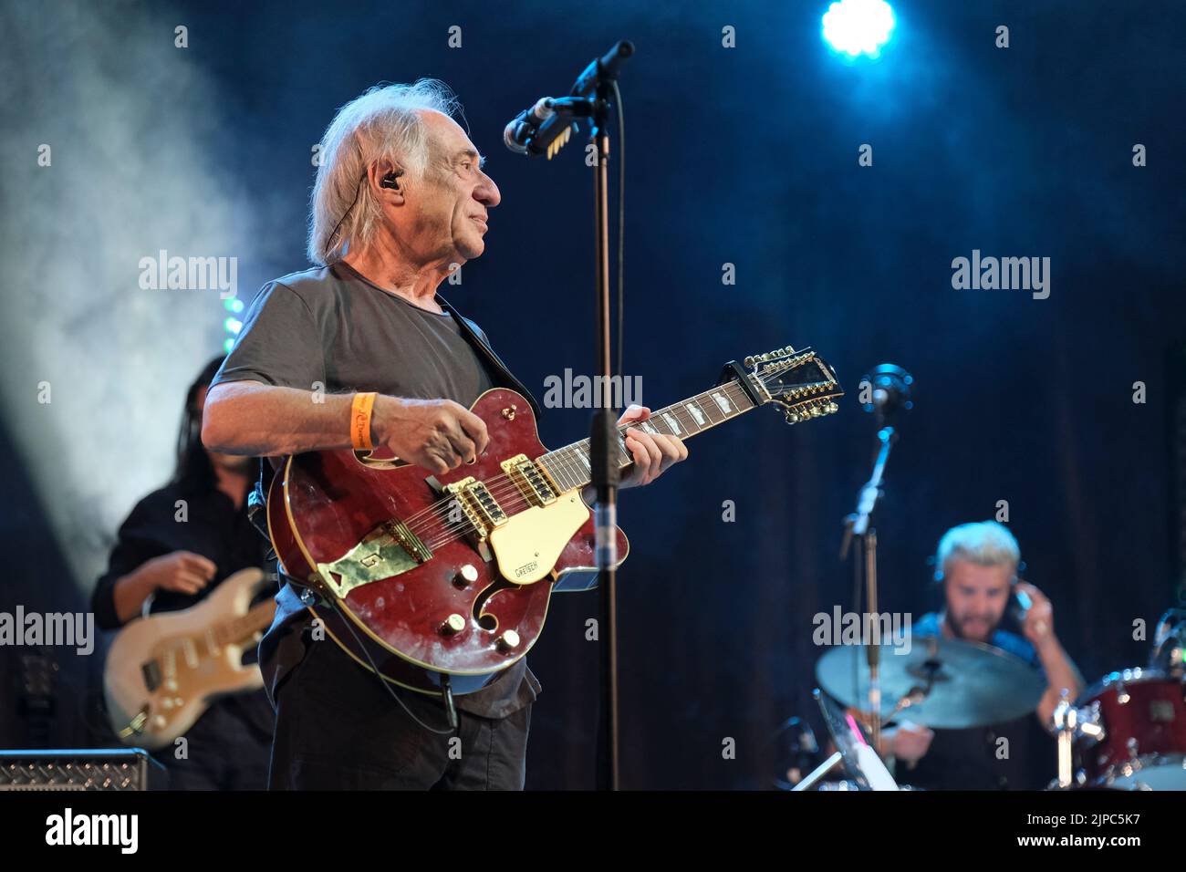 Lol Creme performing at Fairport's Cropredy Convention. Banbury, UK ...