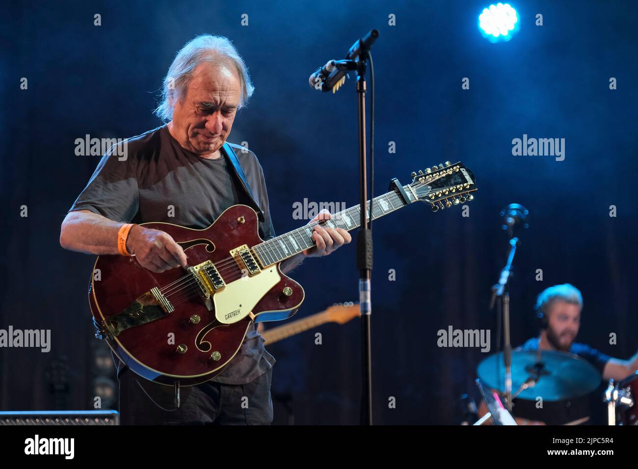 Lol Creme performing at Fairport's Cropredy Convention. Banbury, UK ...