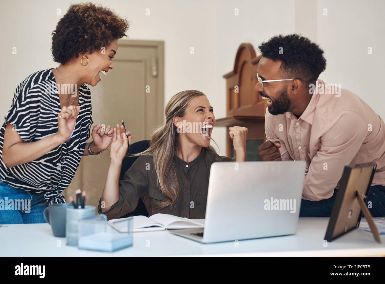 Young women cheering for team hi-res stock photography and images - Alamy
