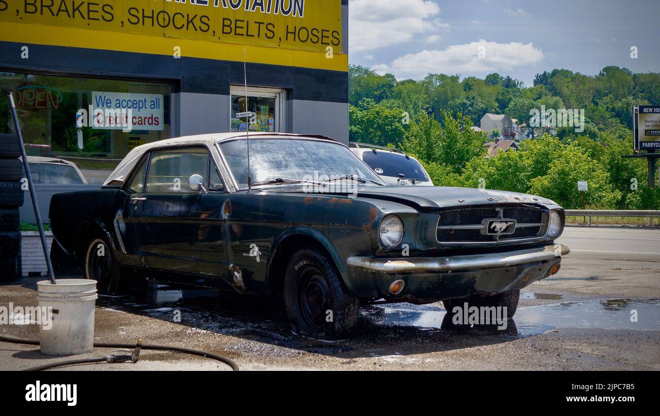 Old car repair shop hi-res stock photography and images - Alamy