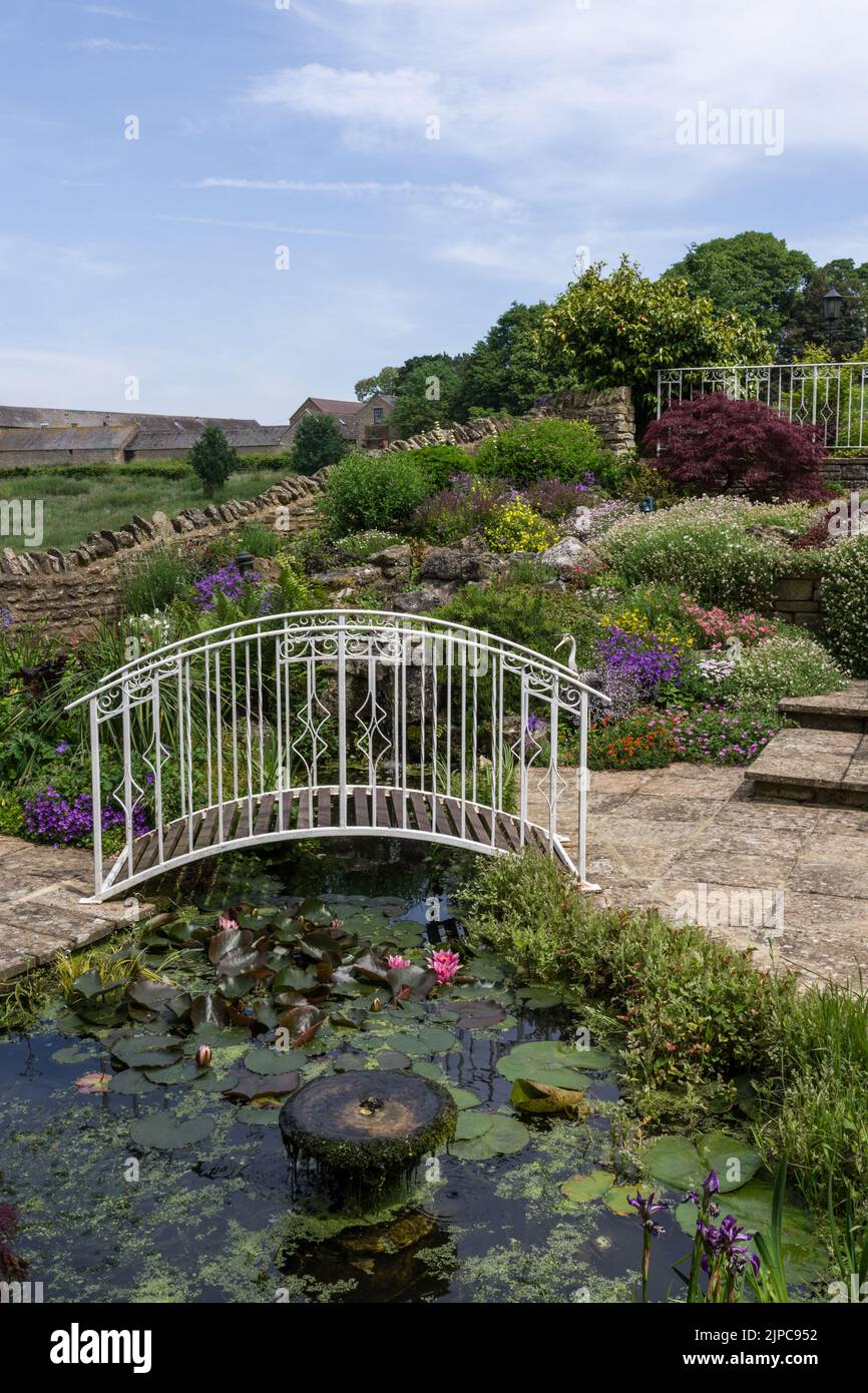 Small bridge in garden hi-res stock photography and images - Alamy