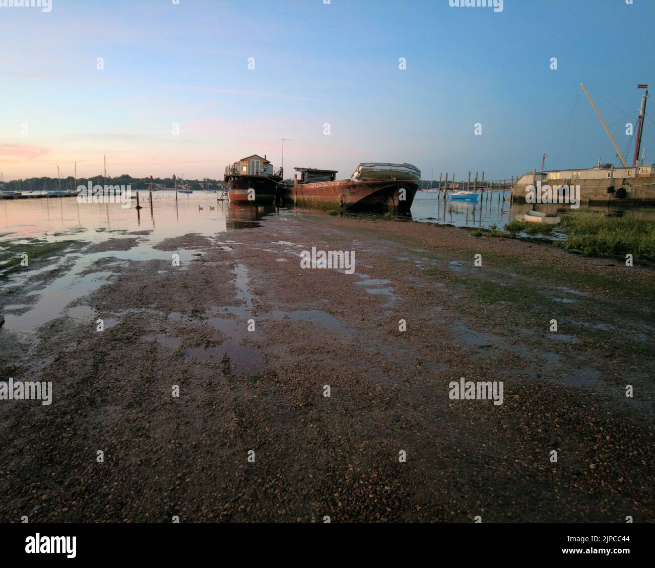 Live aboard barges moored at low tide Stock Photo - Alamy