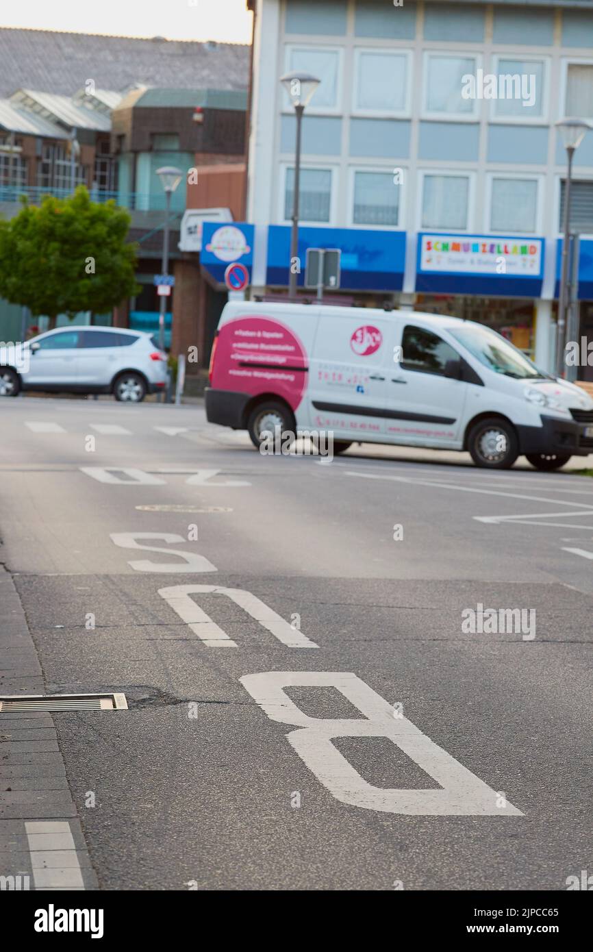 Vertical shot pink car hi-res stock photography and images - Alamy
