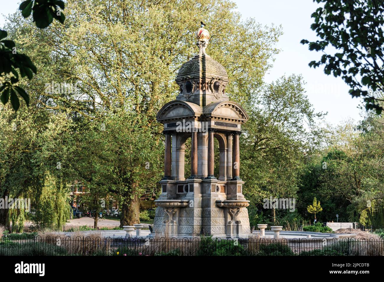 Beautiful fountain in the park Sarphatipark in Oude Pijp, nicknamed the ...