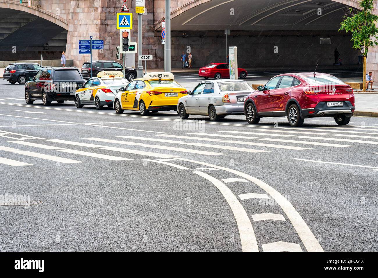 MOSCOW, RUSSIA, 17 JULY 2022 : Cars on the big road in the city center ...