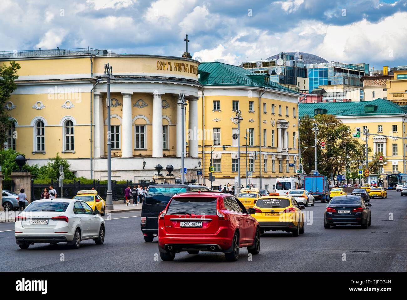 MOSCOW, RUSSIA, 17 JULY 2022 : Cars on the big road in the city center ...