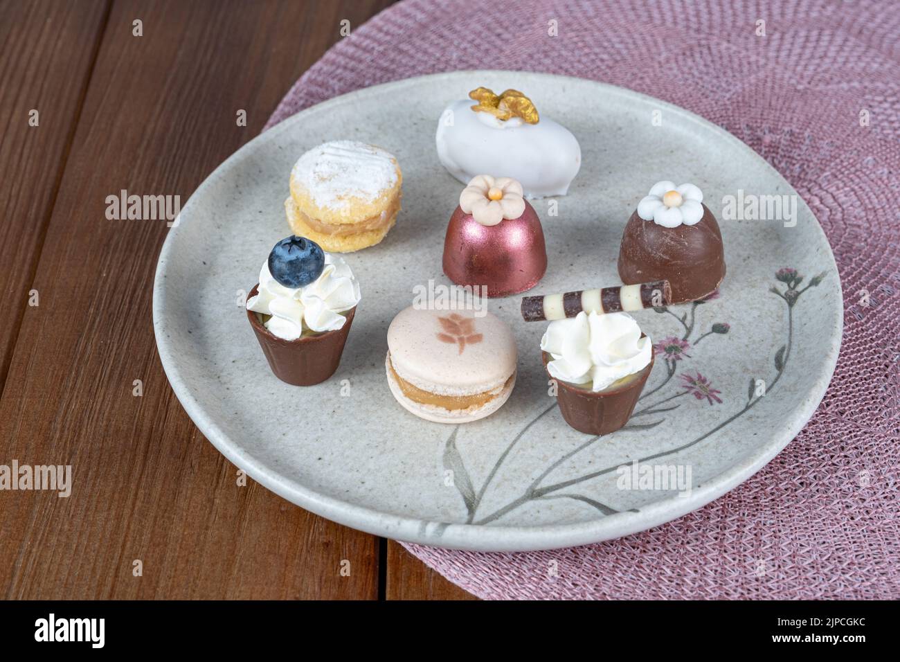 Sophisticated sweets for Brazilian weddings. Macarons, truffles and ...