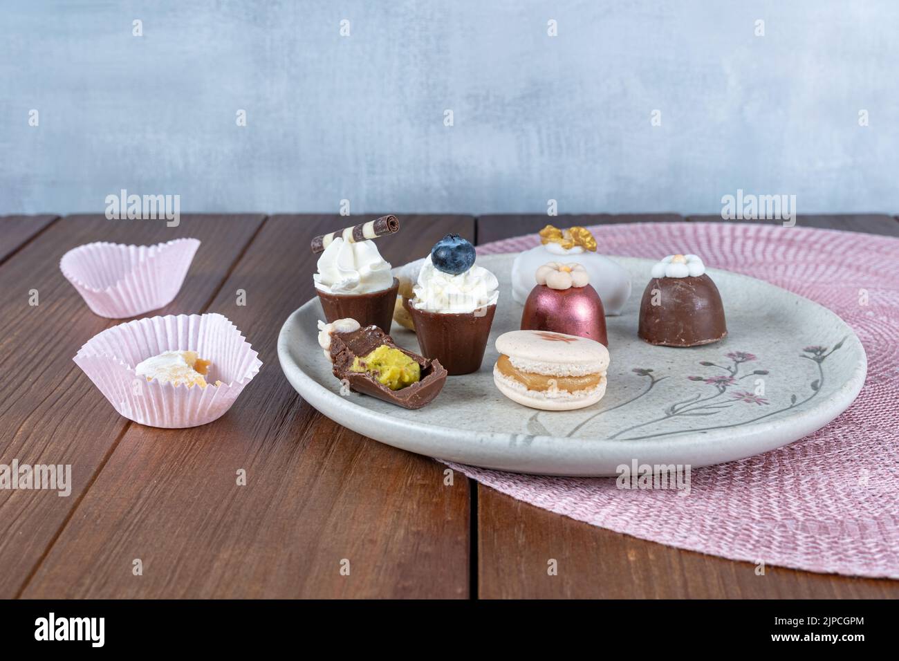 Sophisticated sweets for Brazilian weddings. Truffles, small cups of ...