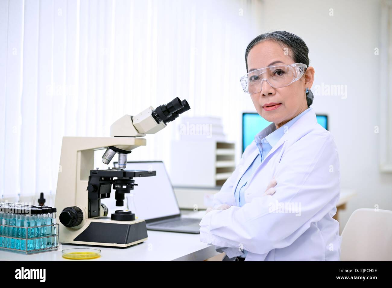 Asian female scientist hi-res stock photography and images - Alamy