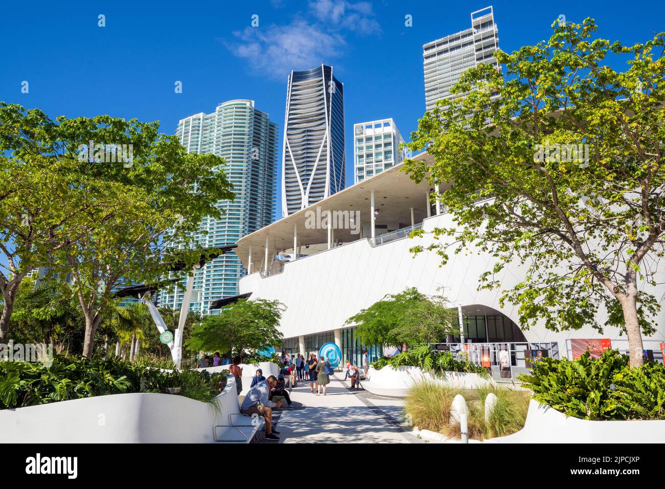 Science museum and downtown skyline hi-res stock photography and images ...