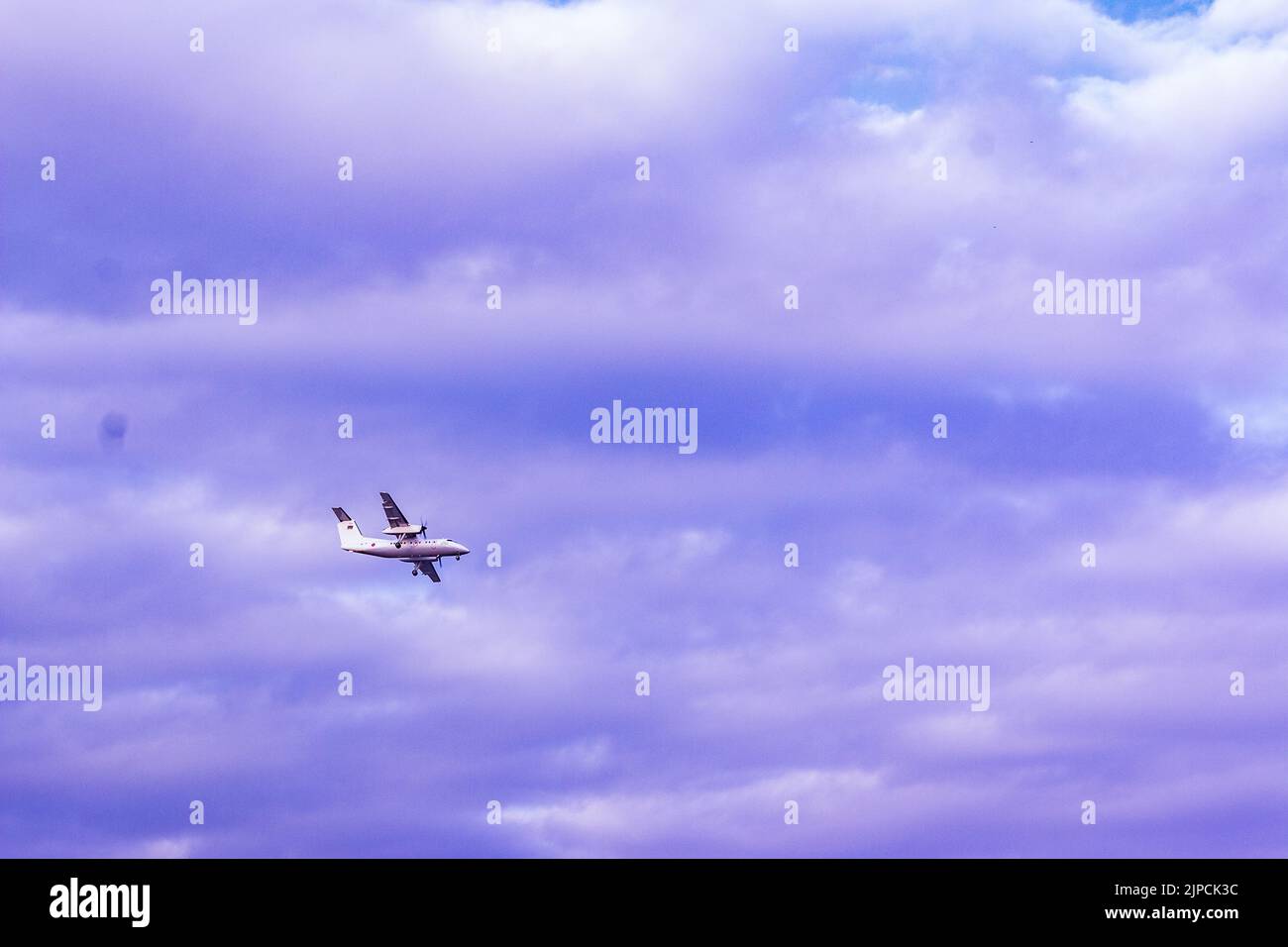 Aircraft flying above hi-res stock photography and images - Alamy