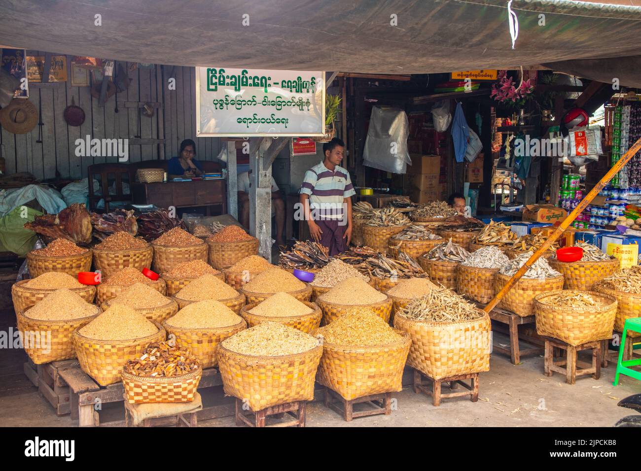 Spice sellers hi-res stock photography and images - Alamy