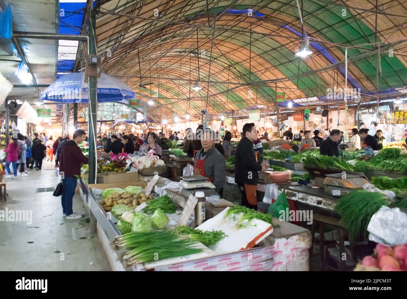 Indoor food market in Chengdu, China Stock Photo - Alamy