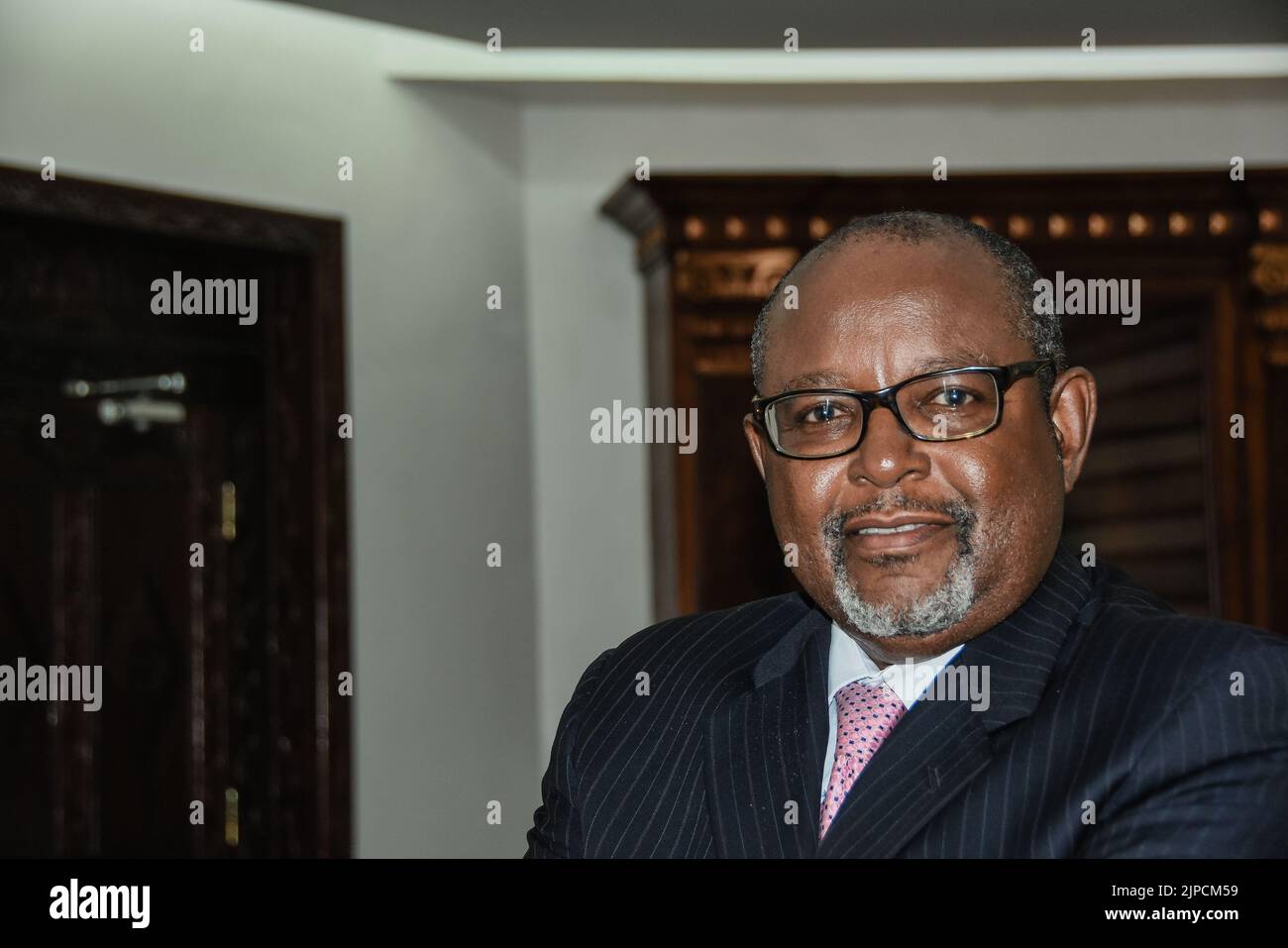 Employee portrait photography office hi-res stock photography and ...