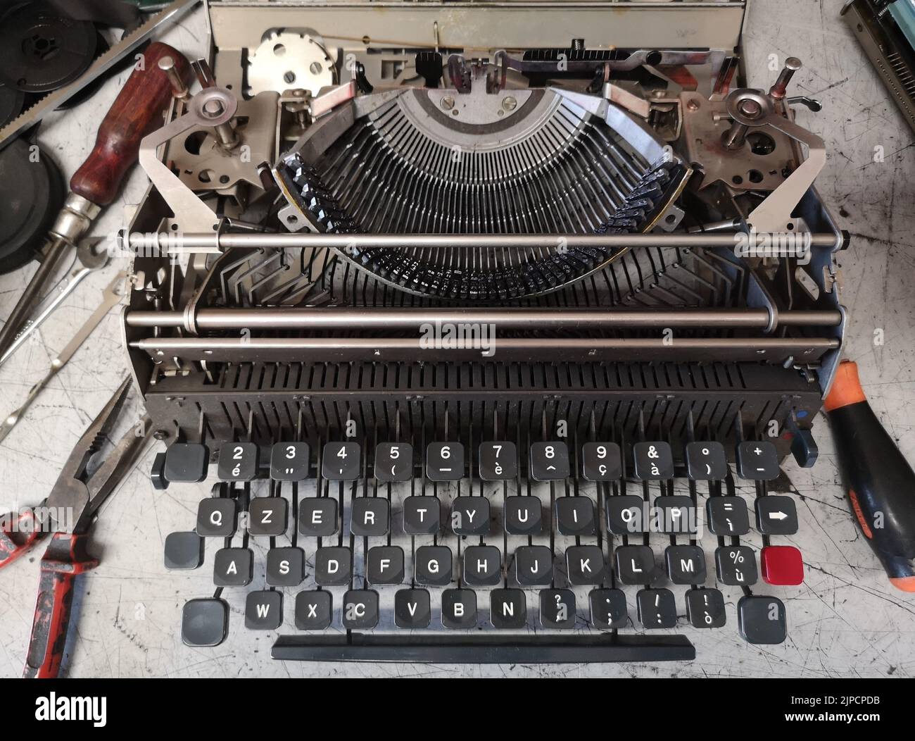 A top view of a vintage disassembled typewriter Stock Photo - Alamy
