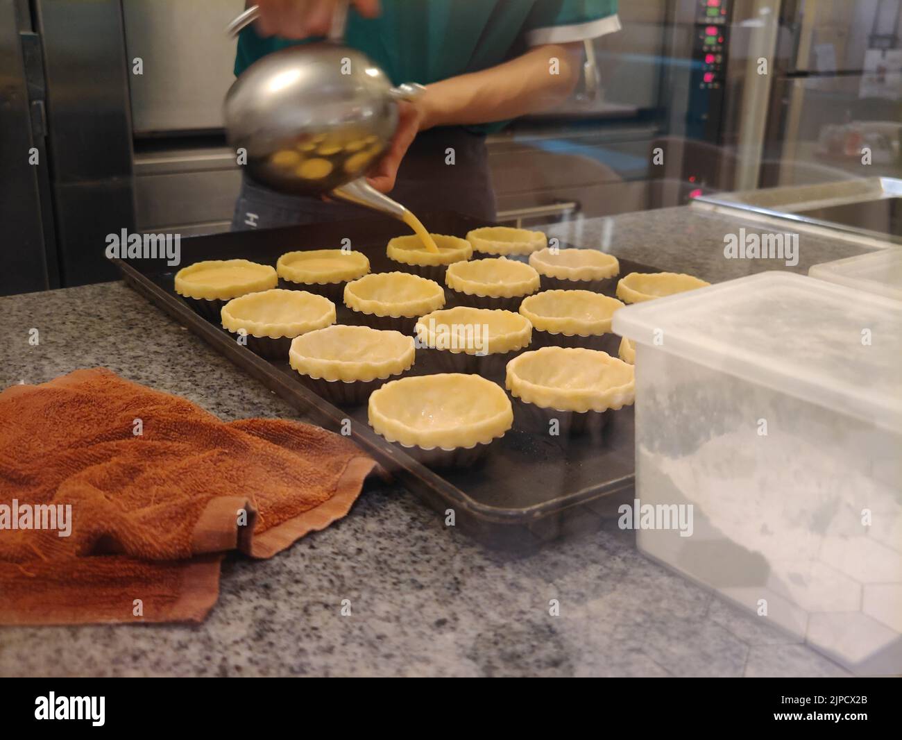 A chef baking sweets in kitchen Stock Photo - Alamy