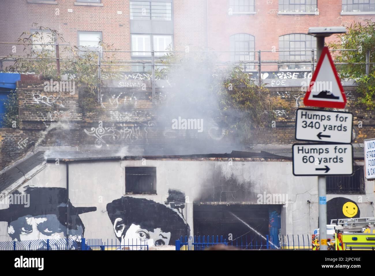 London, UK. 17th Aug, 2022. London Fire Brigade tackle a blaze which ...