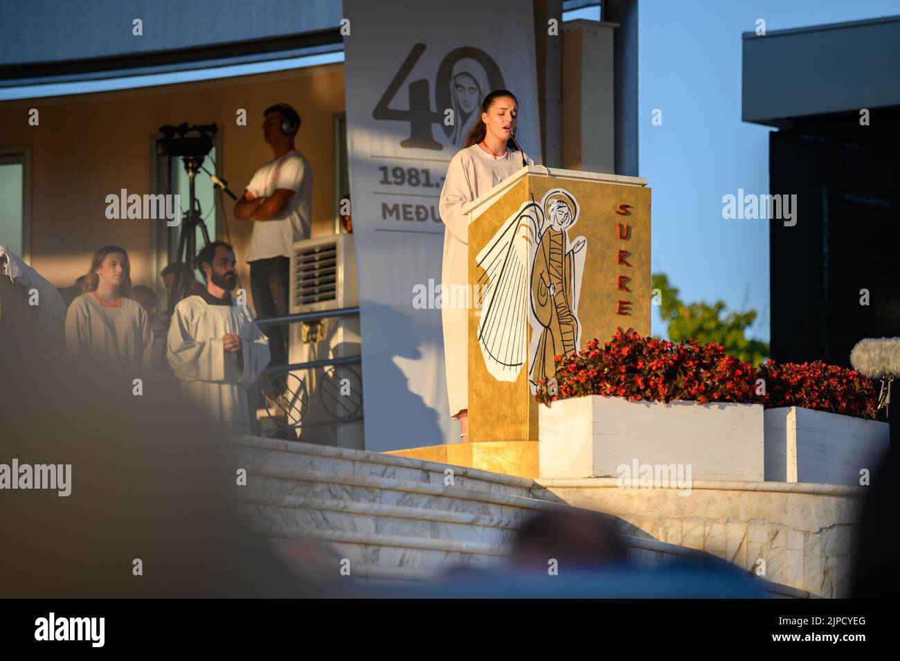 Singing catholic church hi-res stock photography and images - Alamy