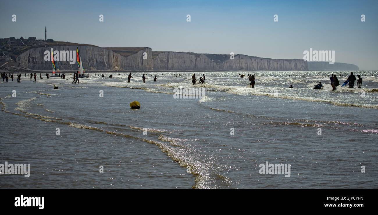 Plage de Ault Onival, bateaux ,tracteurs remorques, voiliers Stock ...