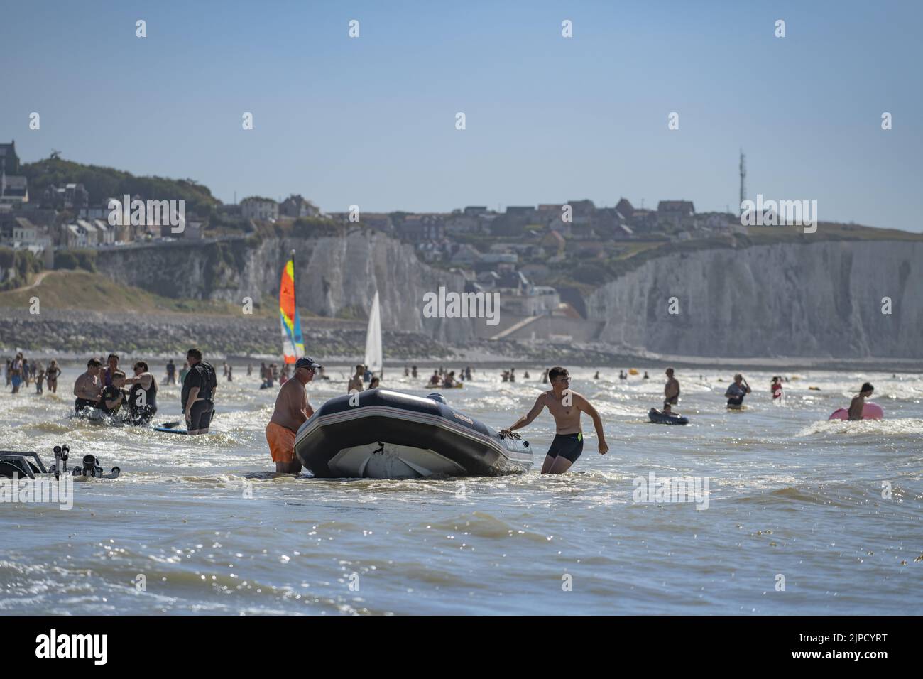Plage de Ault Onival, bateaux ,tracteurs remorques, voiliers Stock ...