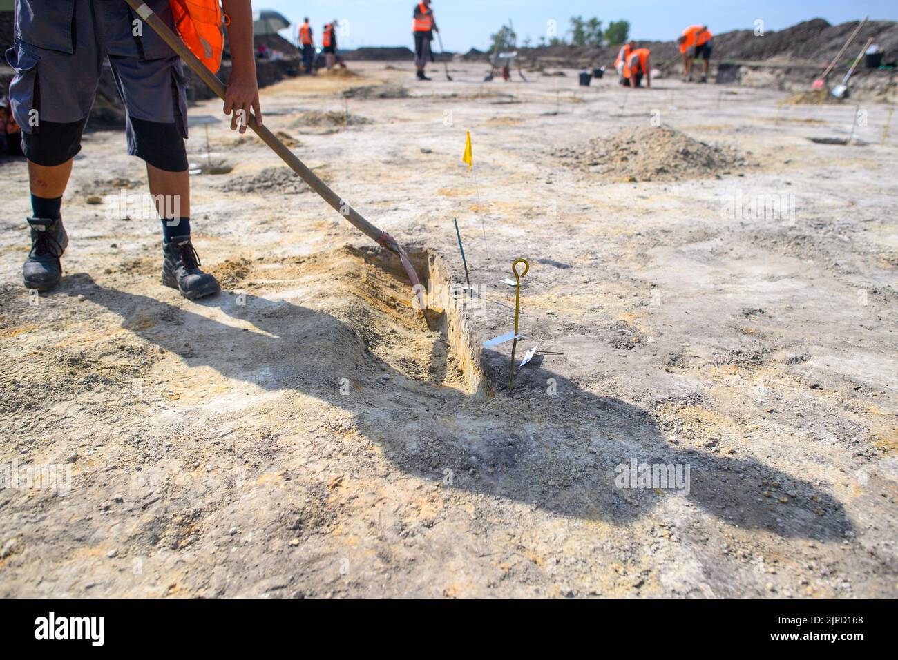 17 August 2022, Saxony-Anhalt, Döbbelin: An excavation helper from the ...