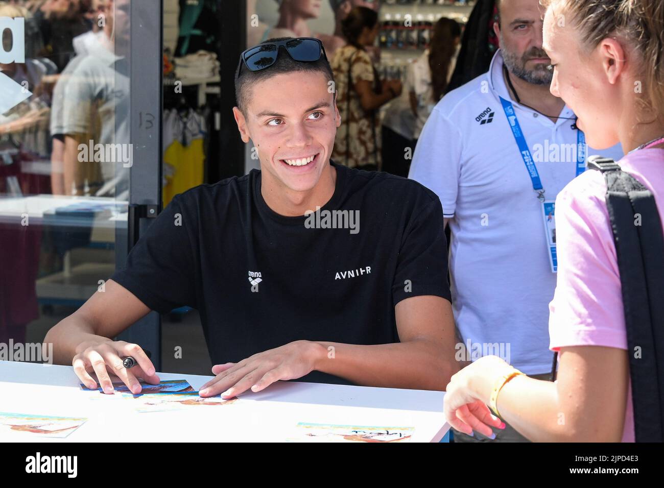 David Popovici, gold medalists signs autographs for people at Foro ...