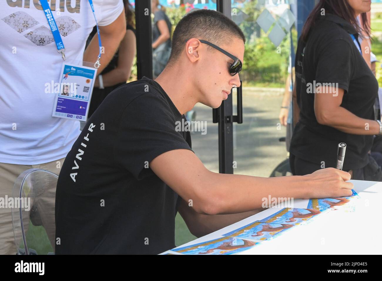 David Popovici, gold medalists signs autographs for people at Foro ...