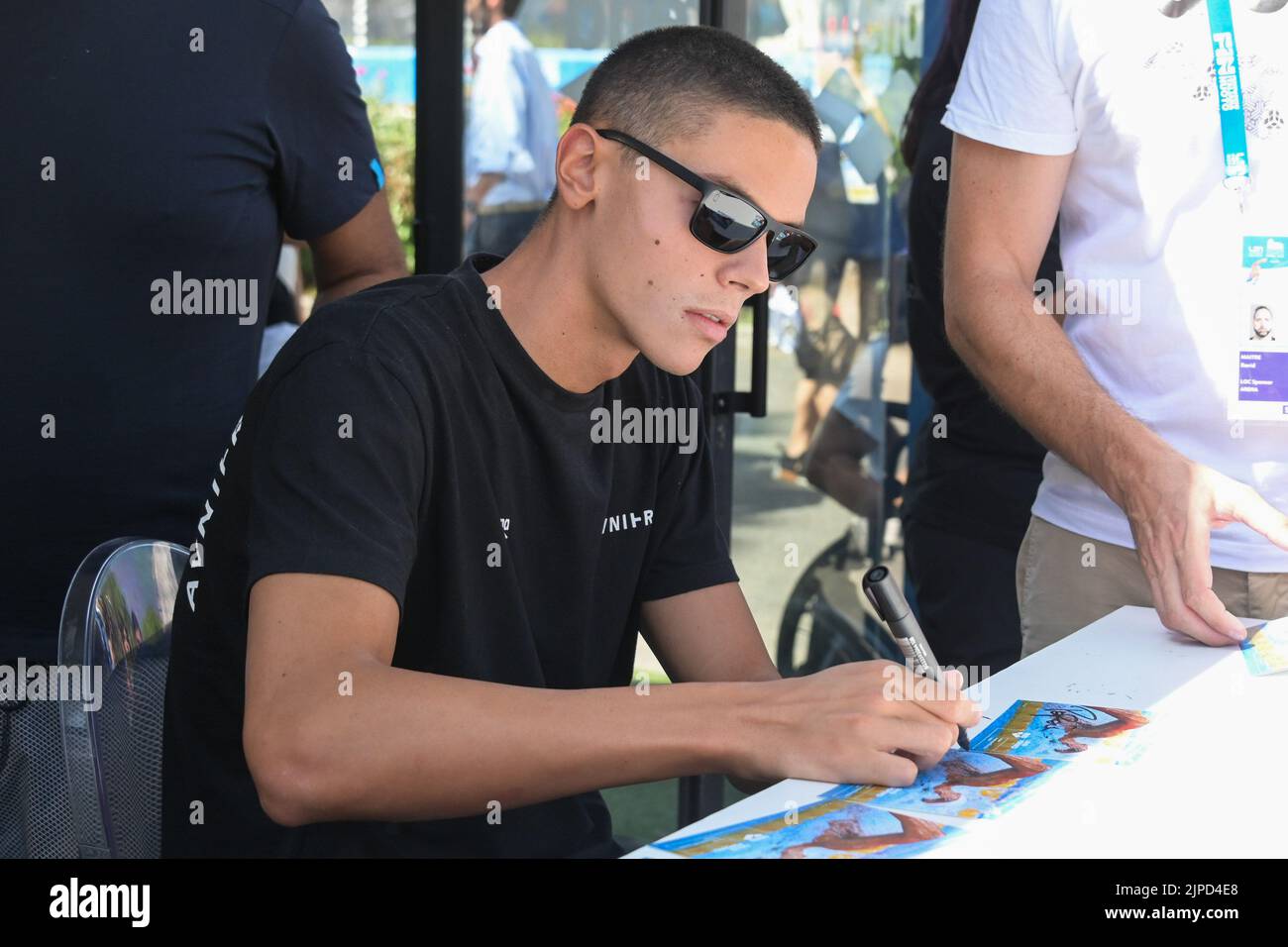 David Popovici, gold medalists signs autographs for people at Foro ...