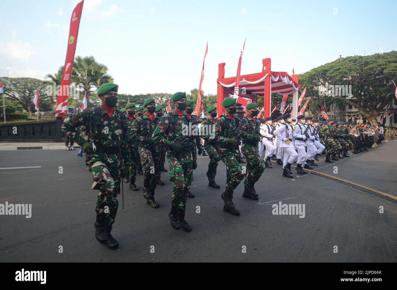 Malang, Indonesia. 17th Aug, 2022. Indonesian army troops marching ...
