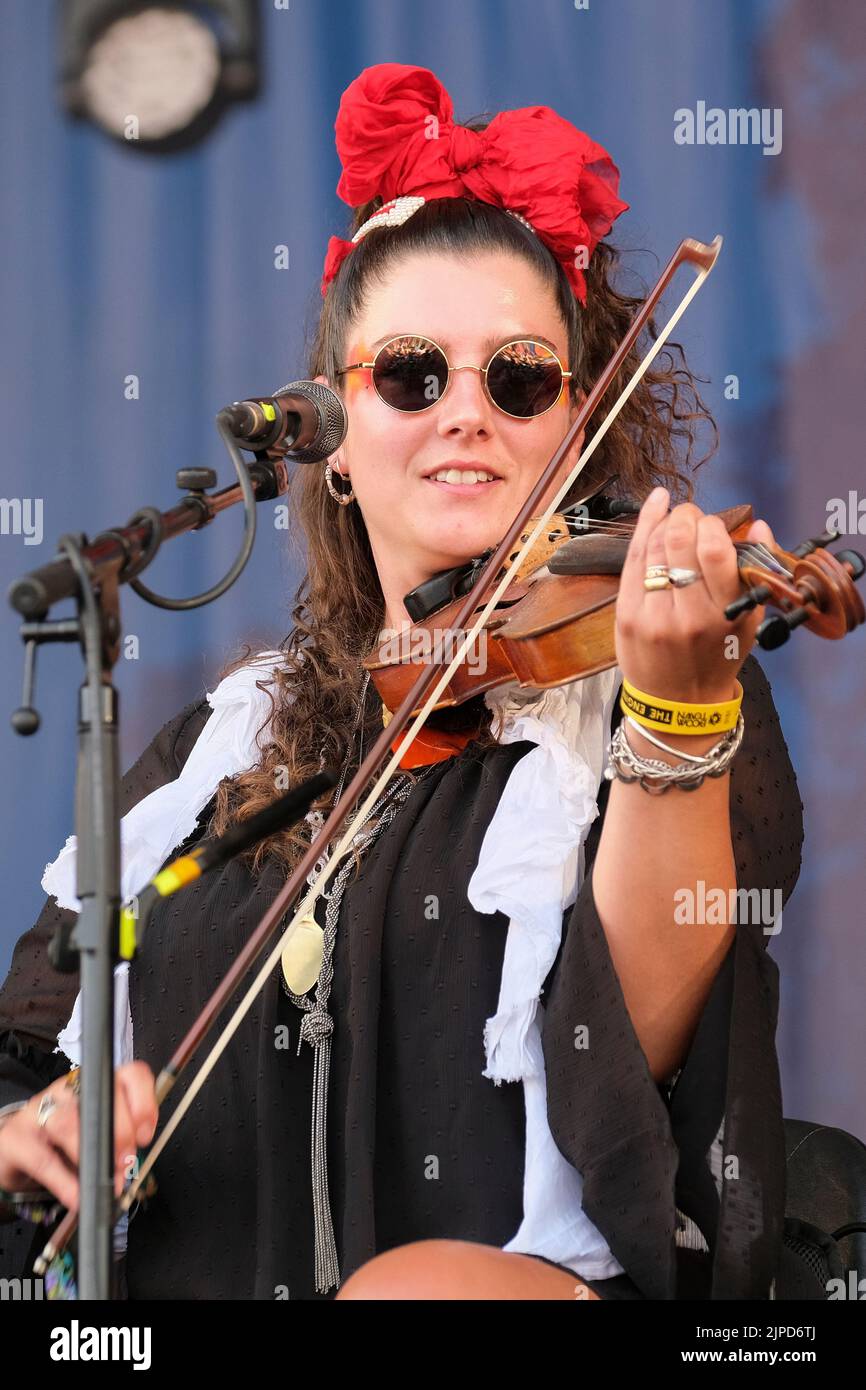 Ruth Patterson of Holy Moly and The Crackers performing at Fairport's ...