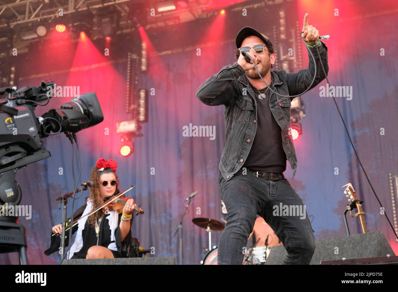 Conrad Bird of Holy Moly and The Crackers perform at Fairport's ...