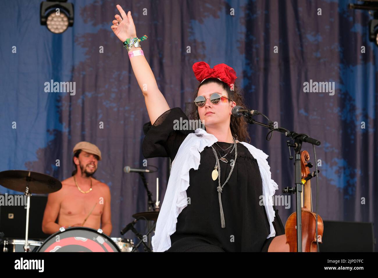 Ruth Patterson of Holy Moly and The Crackers performing at Fairport's ...