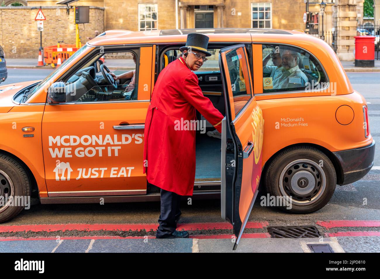 Opens taxi door hi-res stock photography and images - Alamy