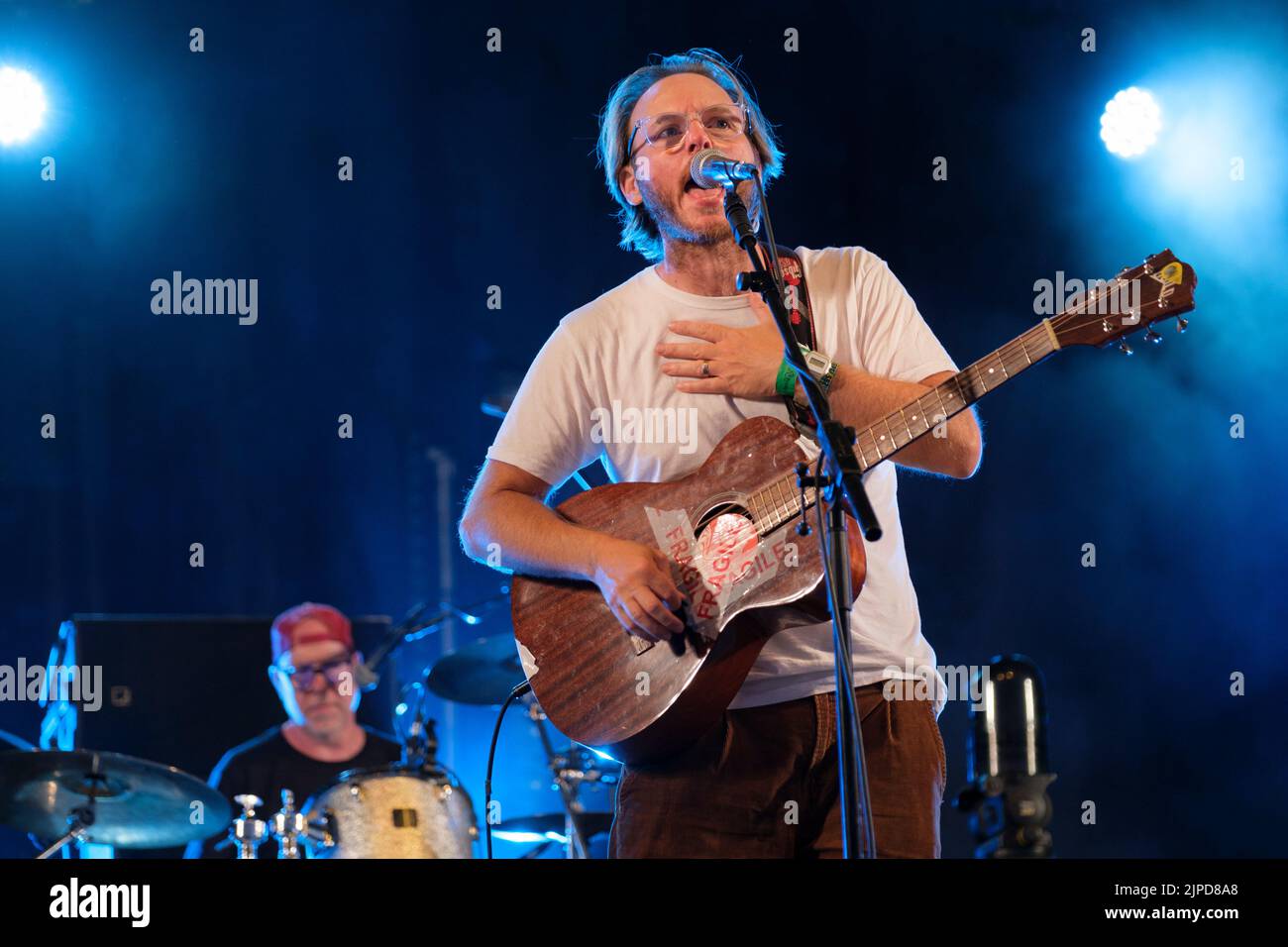 Olly Knights of Turin Brakes performing at Fairport's Cropredy ...