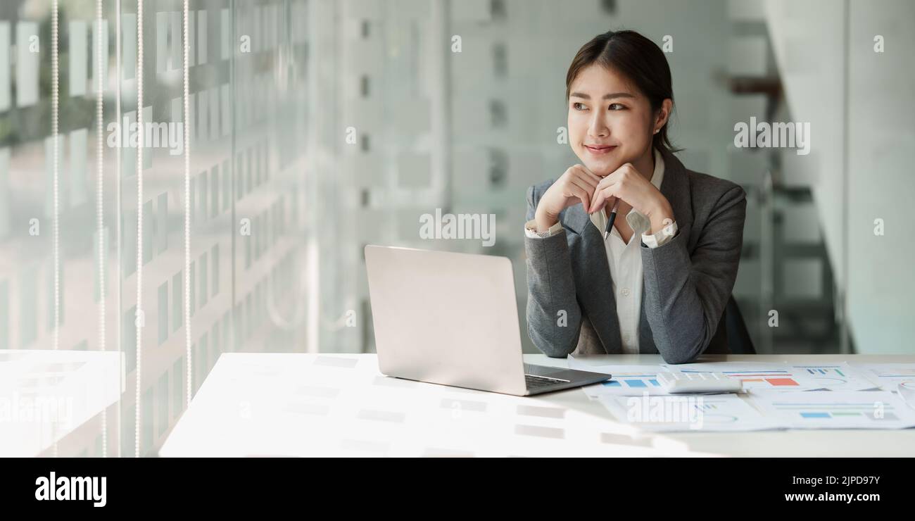 Advisor business person analysis hi-res stock photography and images ...