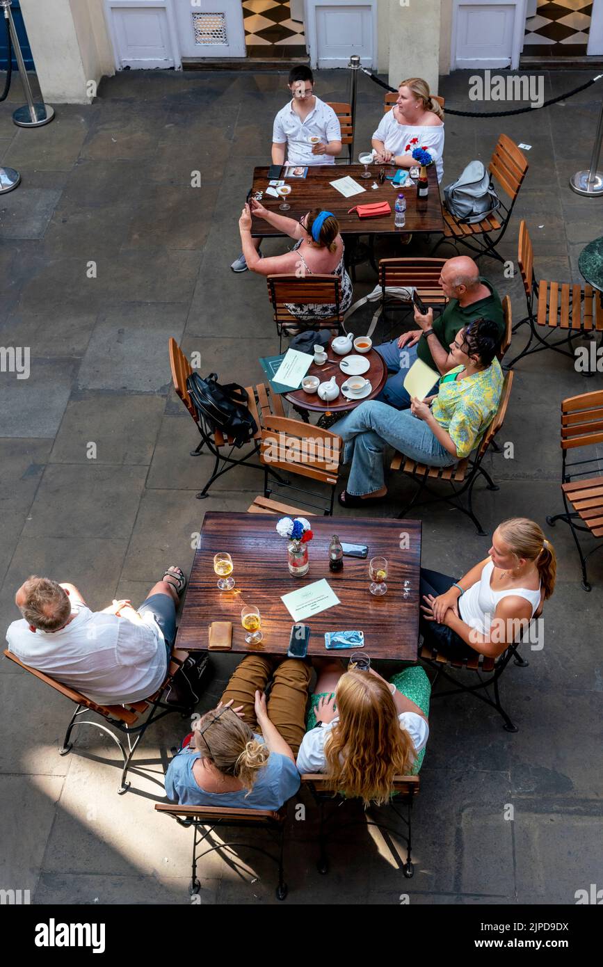 People sitting down at tables hi-res stock photography and images - Alamy