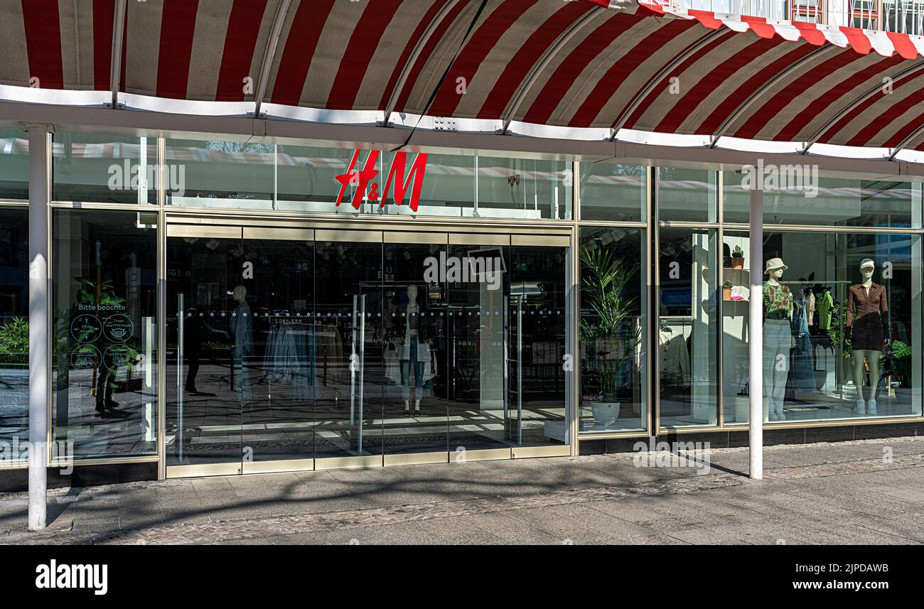 clothing shop, h&m, clothing shops, retail Stock Photo - Alamy