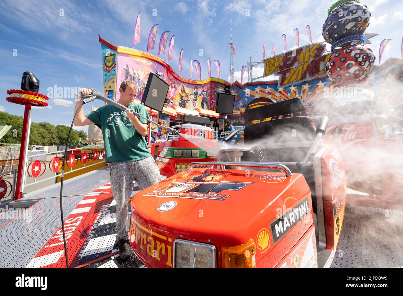 Rudolstadt, Germany. 17th Aug, 2022. Employee Marcel Michaelis hoses ...