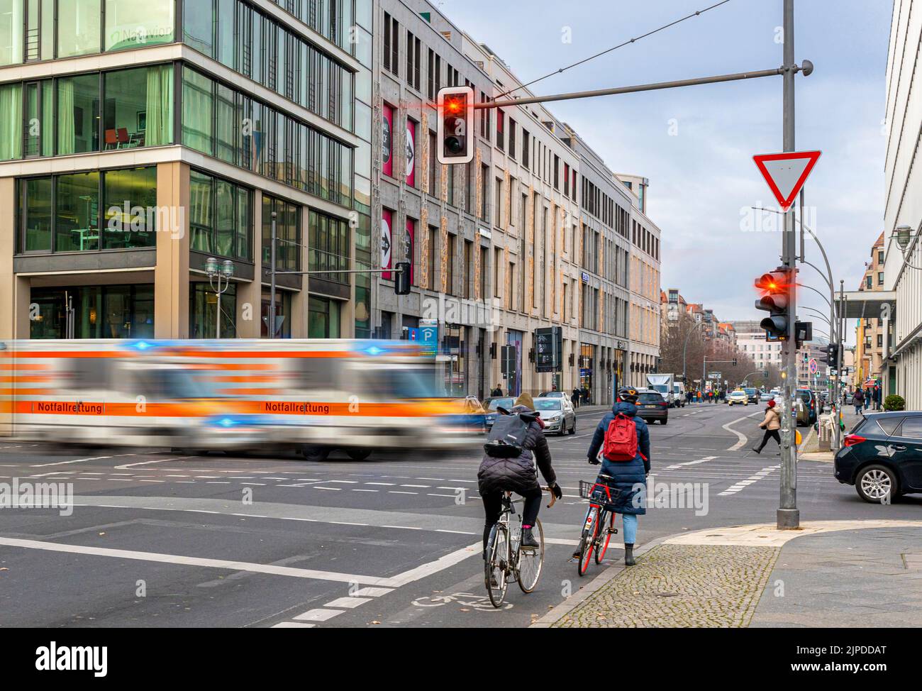 Ambulance in a hurry hi-res stock photography and images - Alamy