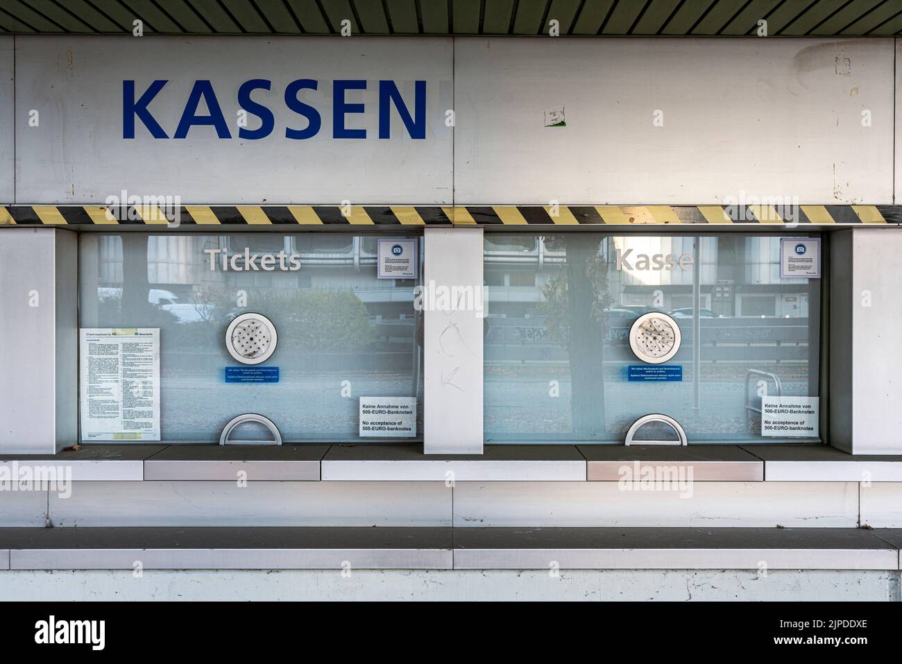 Closed checkout hi-res stock photography and images - Alamy