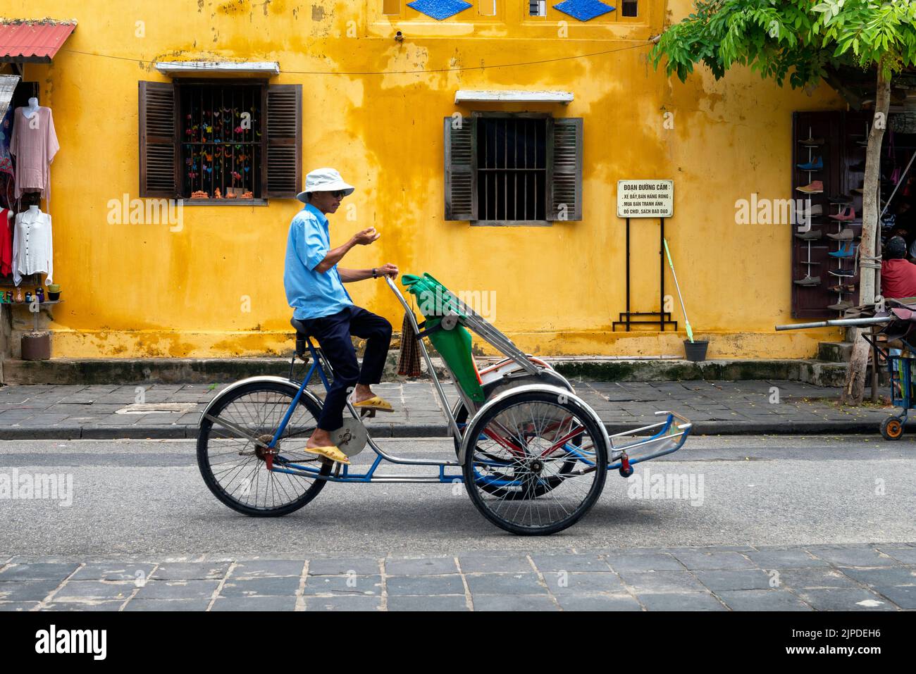 Man riding cycle rickshaw in Hoi An Stock Photo - Alamy