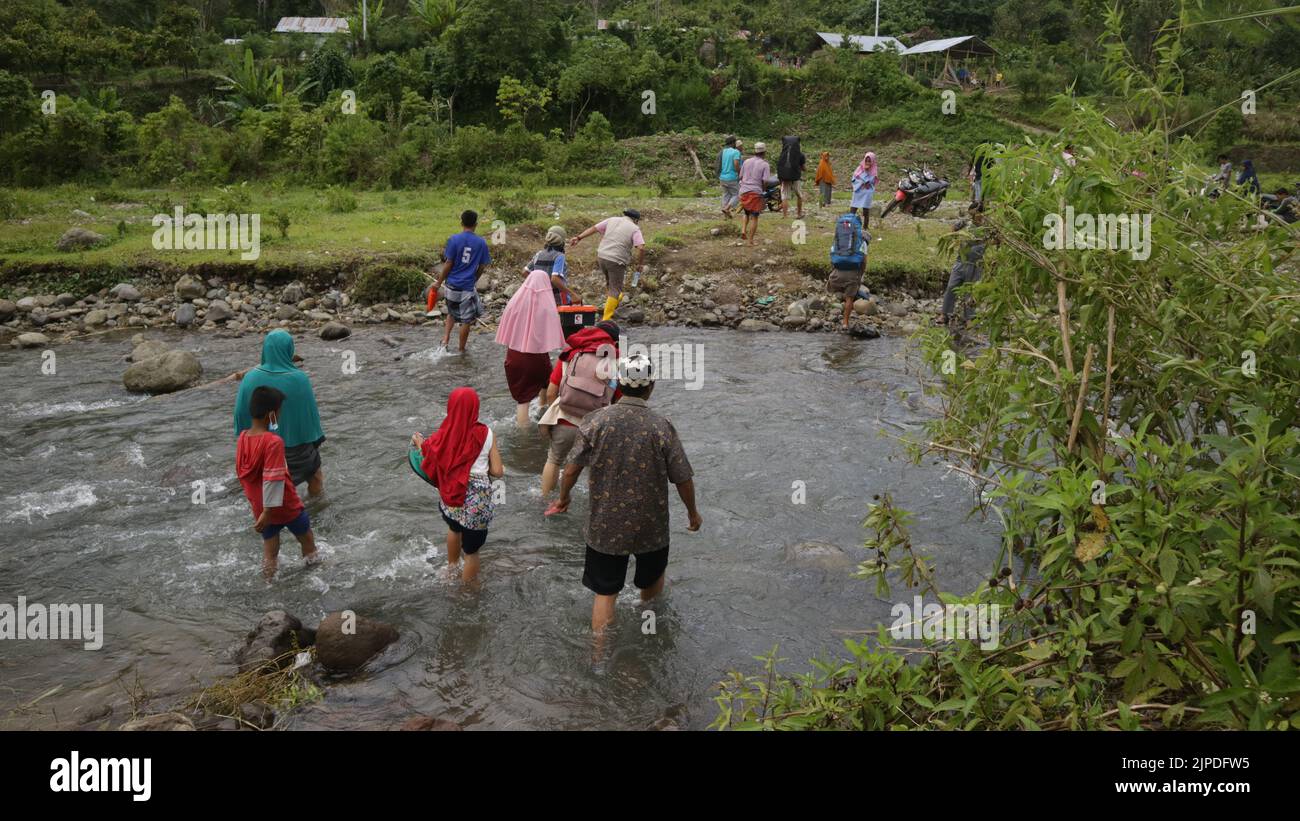 Health workers who are treating patients in the field Stock Photo - Alamy