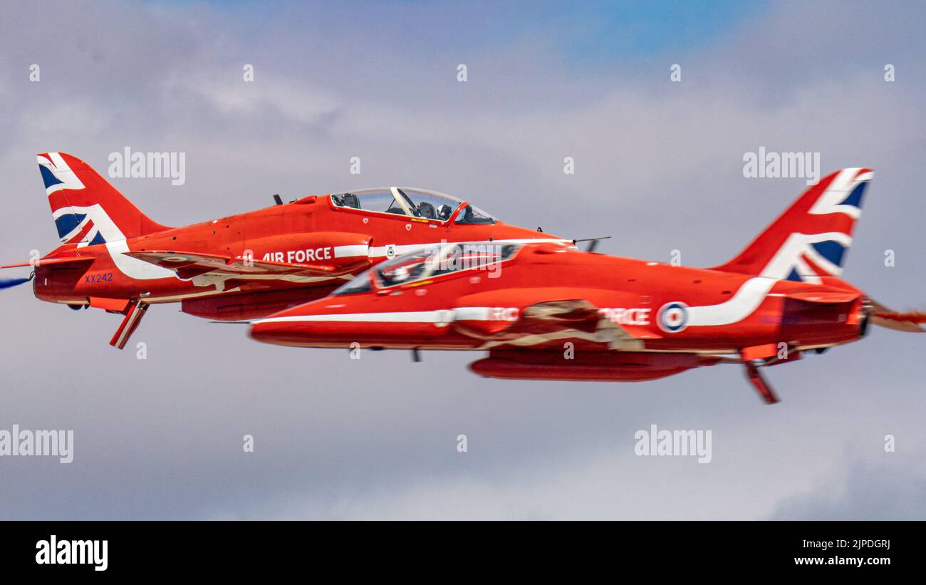 RAF Red Arrows Synchro Pair Cross Stock Photo - Alamy