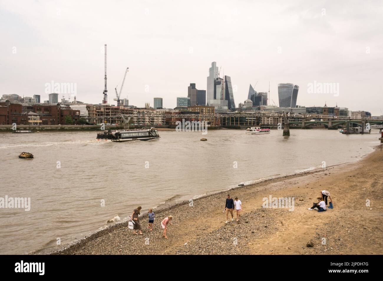 Mudlarks on the thames hi-res stock photography and images - Alamy